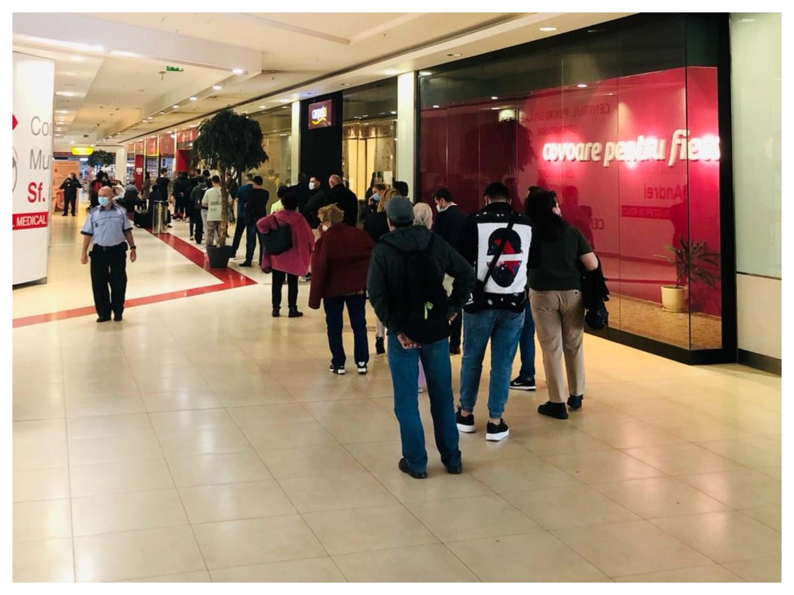 Un nou mall se deschide în București! Retailerul grec anunță investiții ...