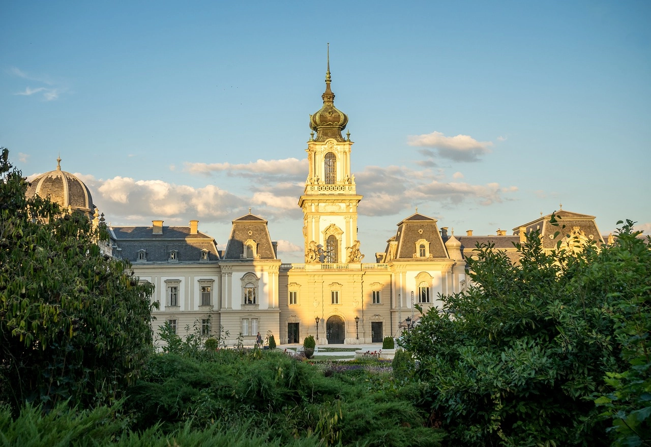 Țara în care poți cumpăra un castel la prețul unei garsoniere. Vecinii ...