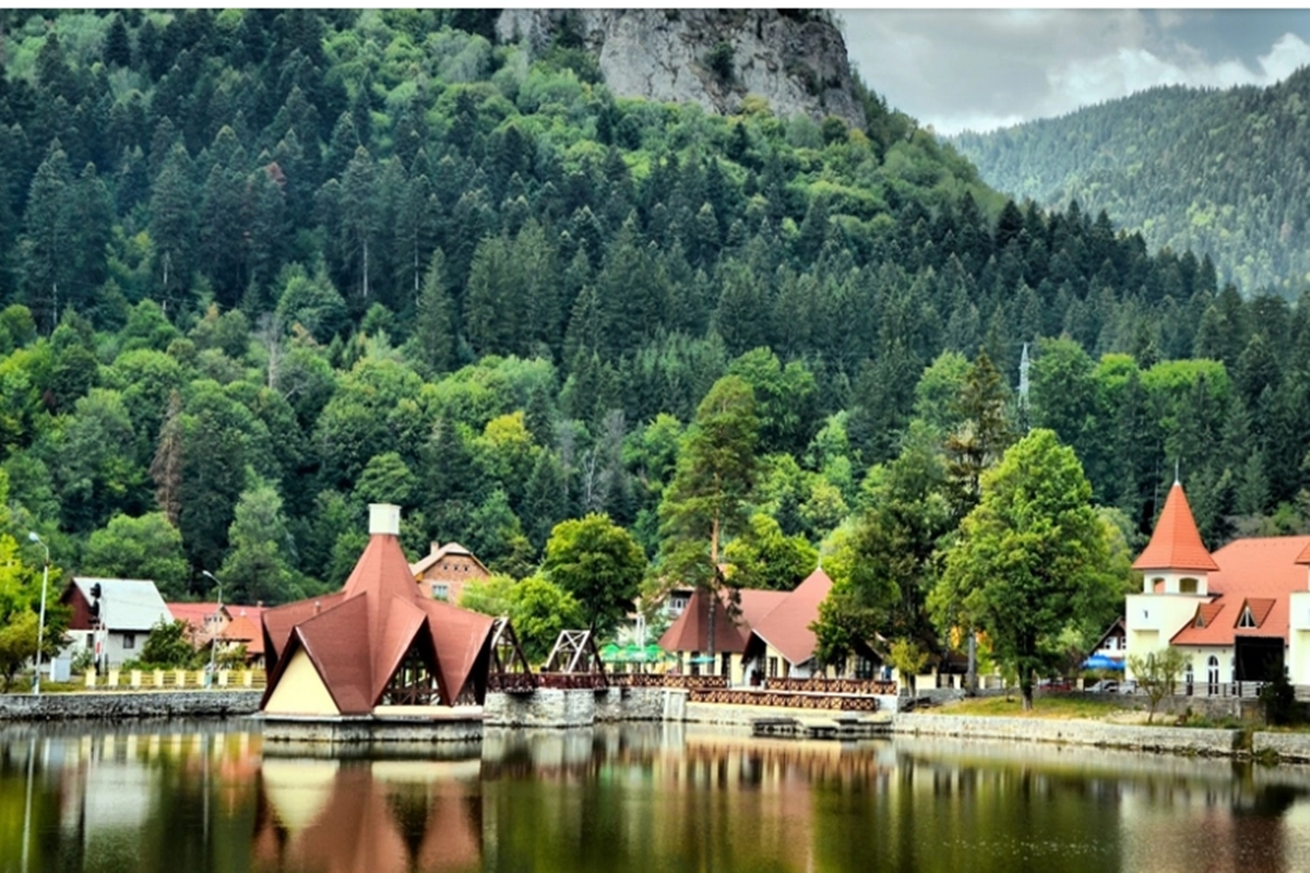 Oraşul mic din România invadat de turişti. Autorităţile nu mai fac faţă ...
