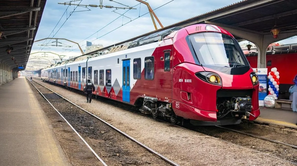 Trenurile Alstom Coradia zac în depou. Mijloacele de transport în comun ...