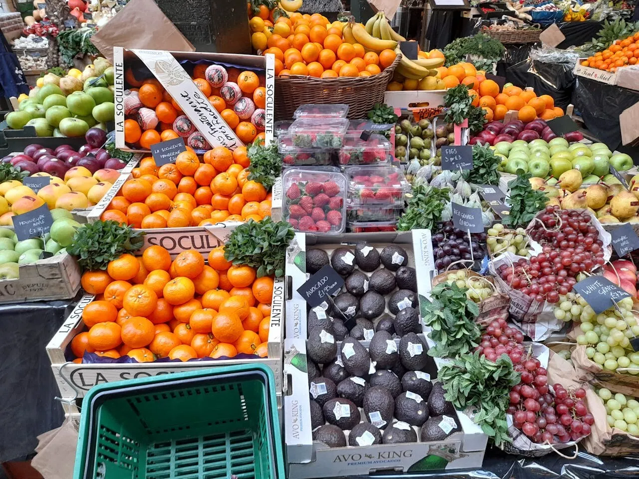 A venit sezonul fructelor şi al legumelor, dar puţini clienţi din pieţe ...