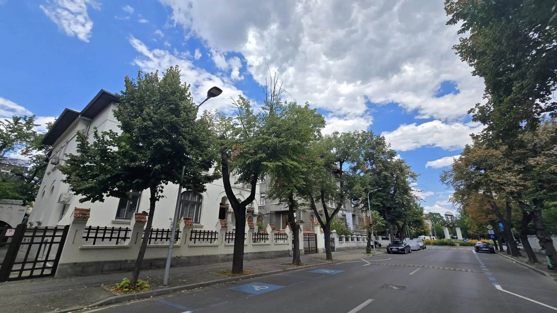 Miliardarii de pe strada Paris își împart aerul eleganței și al bunului ...