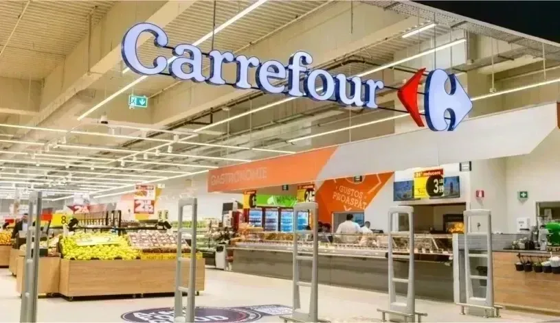 Bătaie mare pentru magazinele Carrefour din România. Frații Pavăl se ...